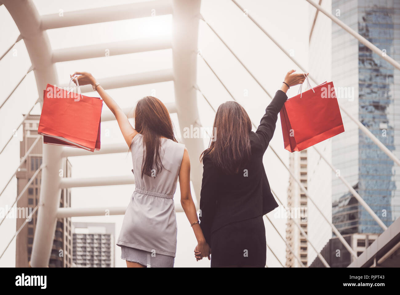 Rich women shopping street hi-res stock photography and images - Alamy