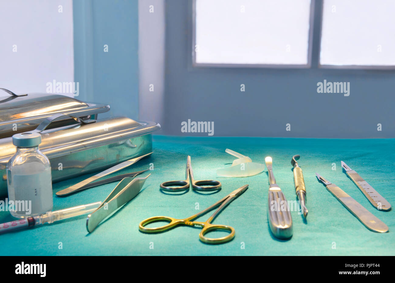 Operating room to operate the operating table hi-res stock photography ...