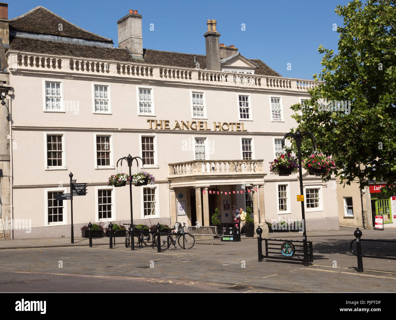 Early eighteenth century architecture, Angel Hotel in the town centre ...