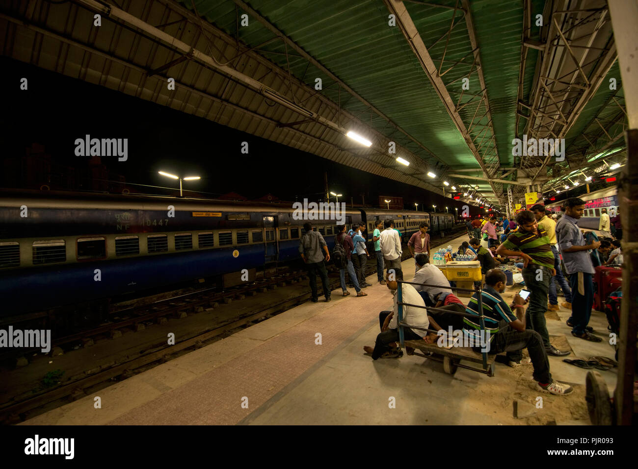 Indian railway platform hi-res stock photography and images - Alamy