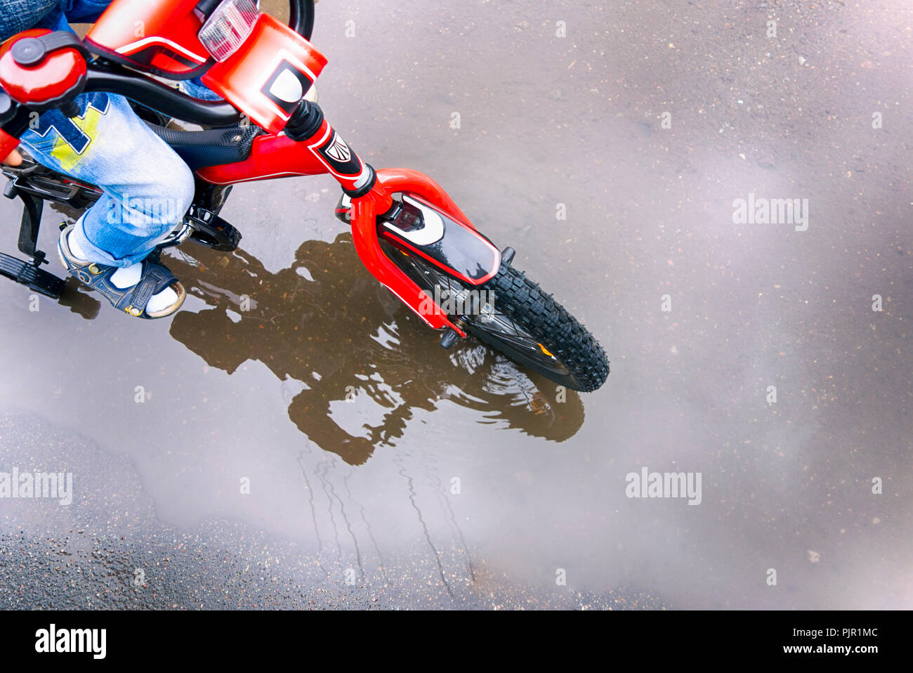 Puddle reflection child hi-res stock photography and images - Alamy