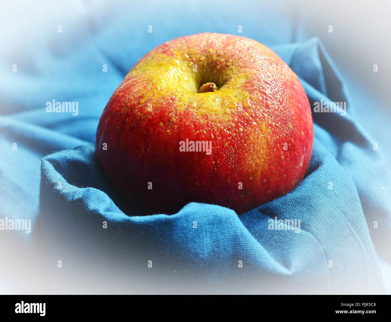 Deep red apple hi-res stock photography and images - Alamy