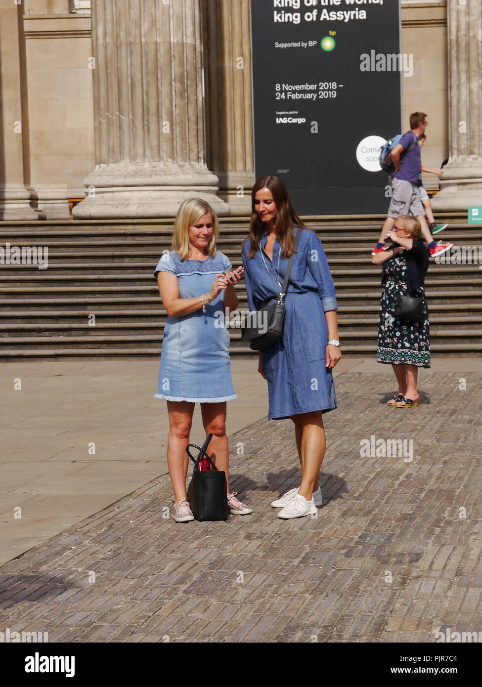 Ladies of london hi-res stock photography and images - Alamy