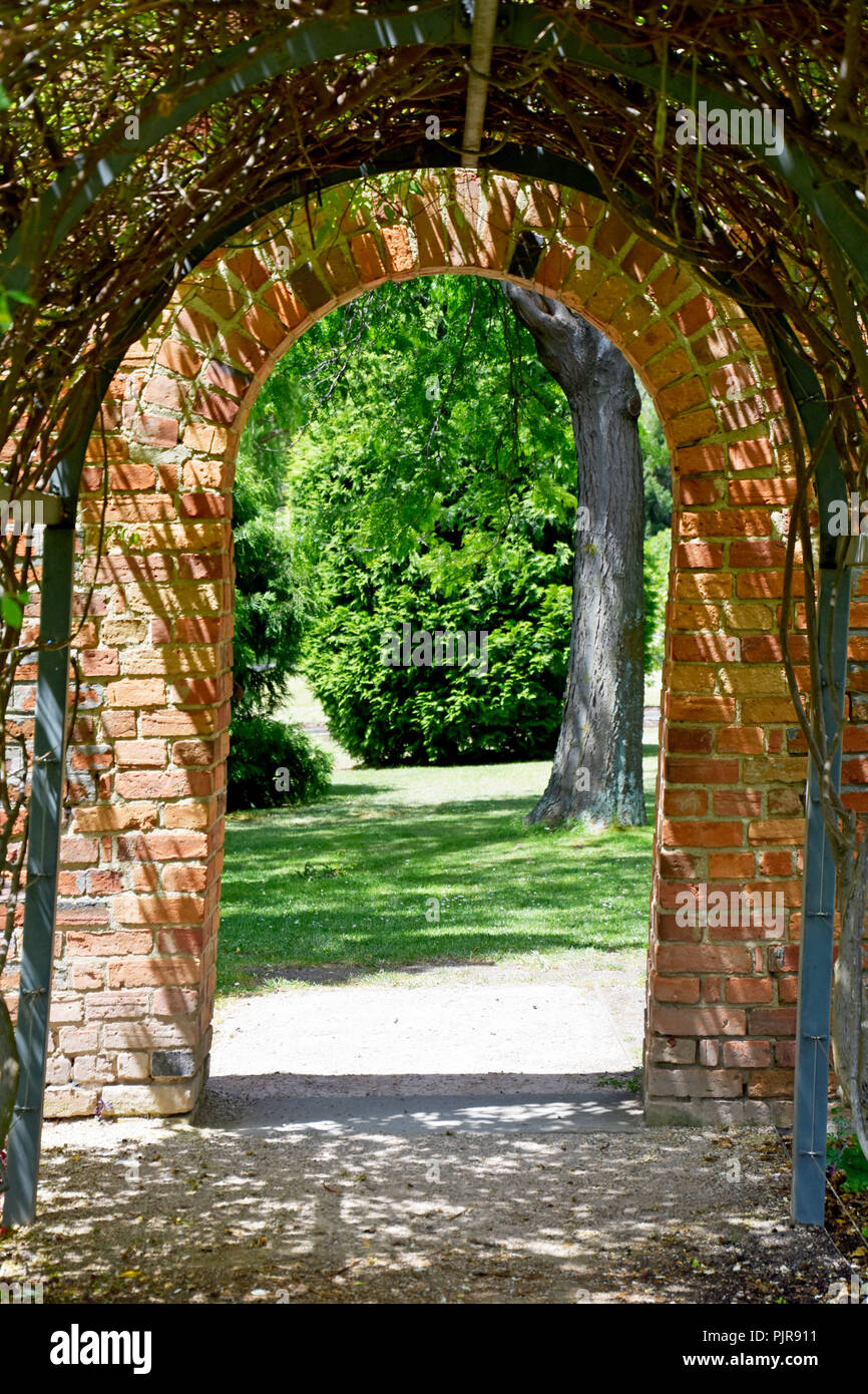 Garden path through arch way hi-res stock photography and images - Alamy