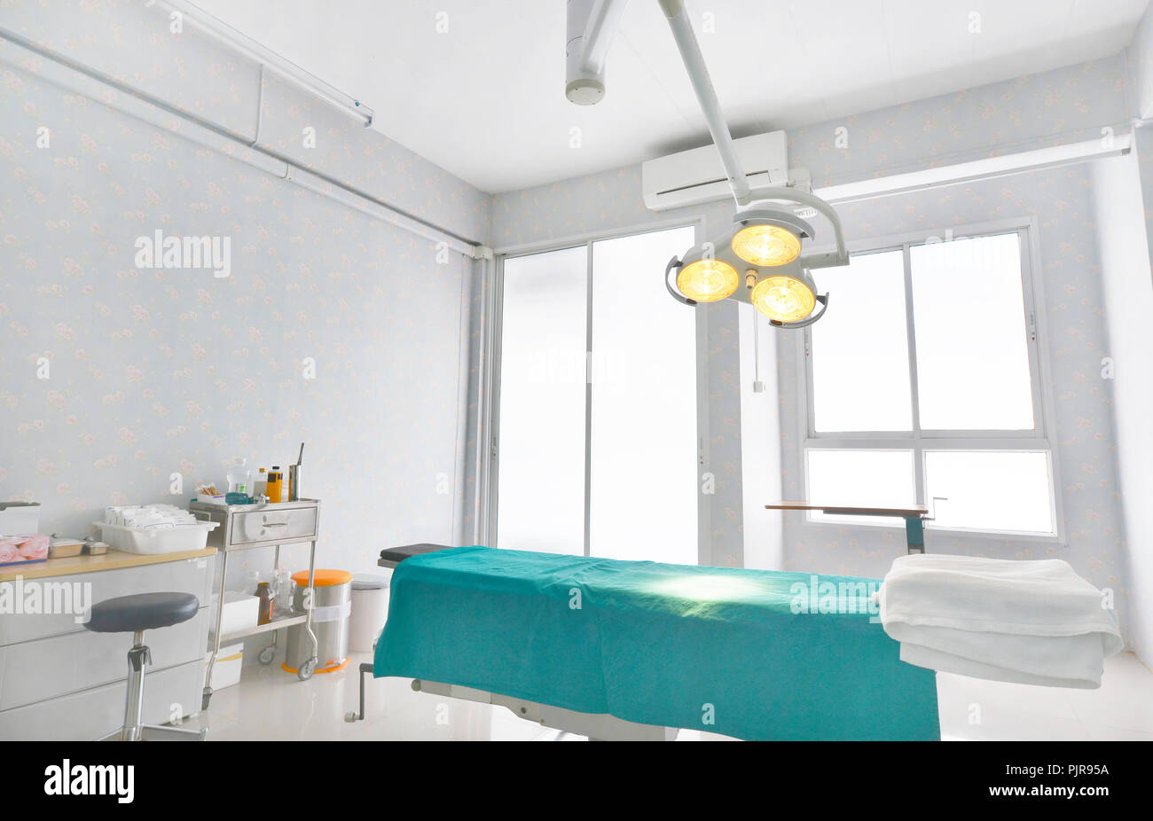 Surgical instruments blood hi-res stock photography and images - Alamy