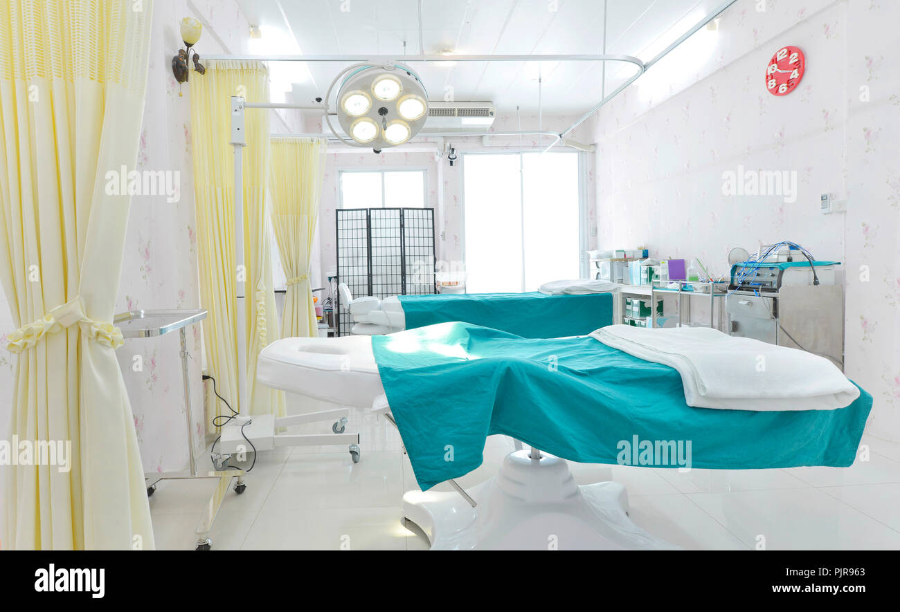 Operating room table hi-res stock photography and images - Alamy