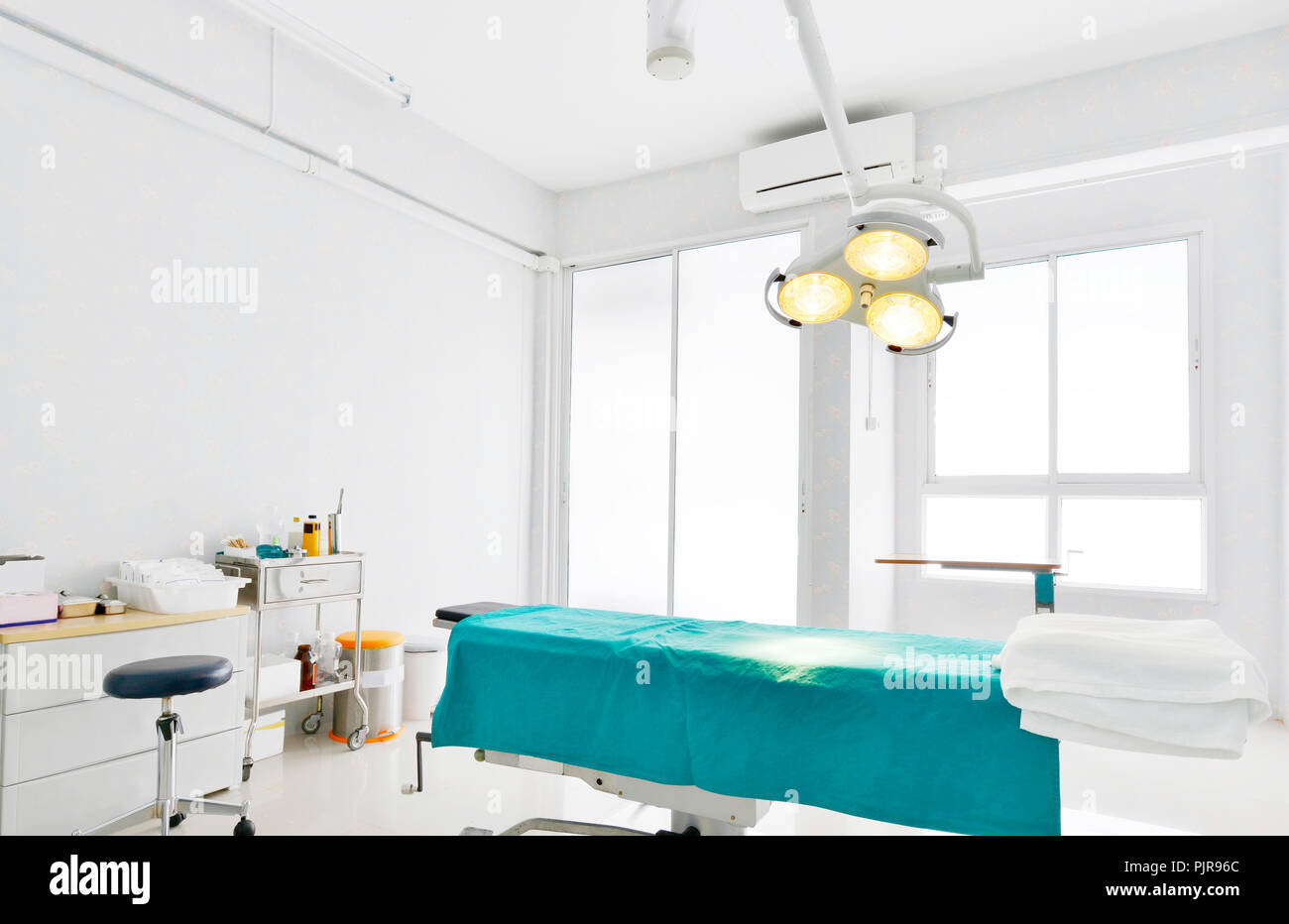 Patient surgery operating table hi-res stock photography and images - Alamy
