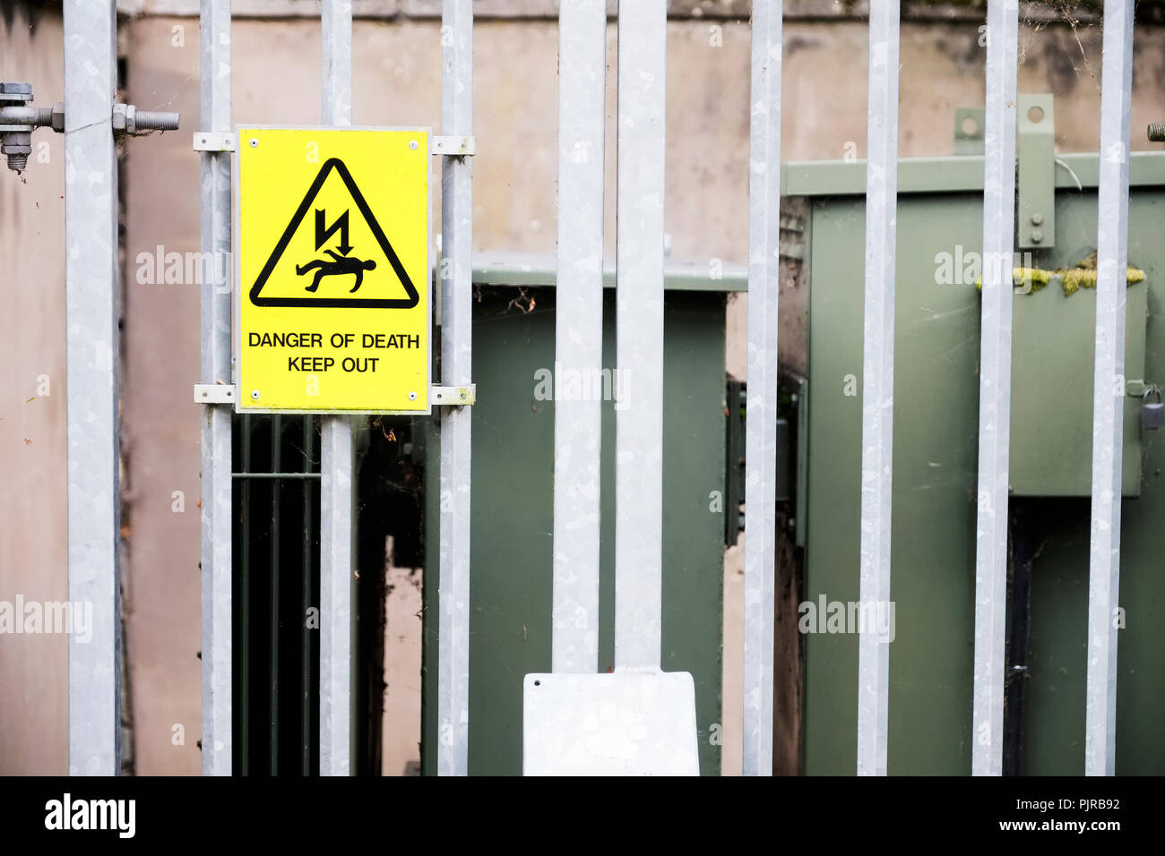 Danger of death keep out yellow sign on power substation fence Stock ...