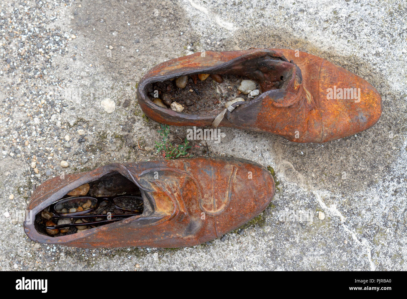 Danube bank sculpture hi-res stock photography and images - Alamy