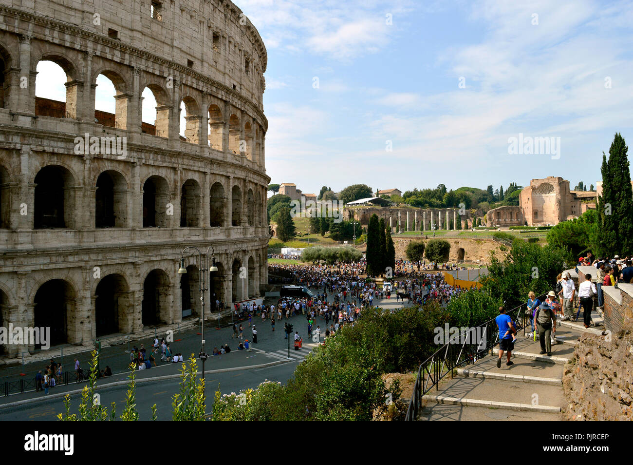 Crowds of tourists visiting the historical Roman Colosseum Amphitheatre ...