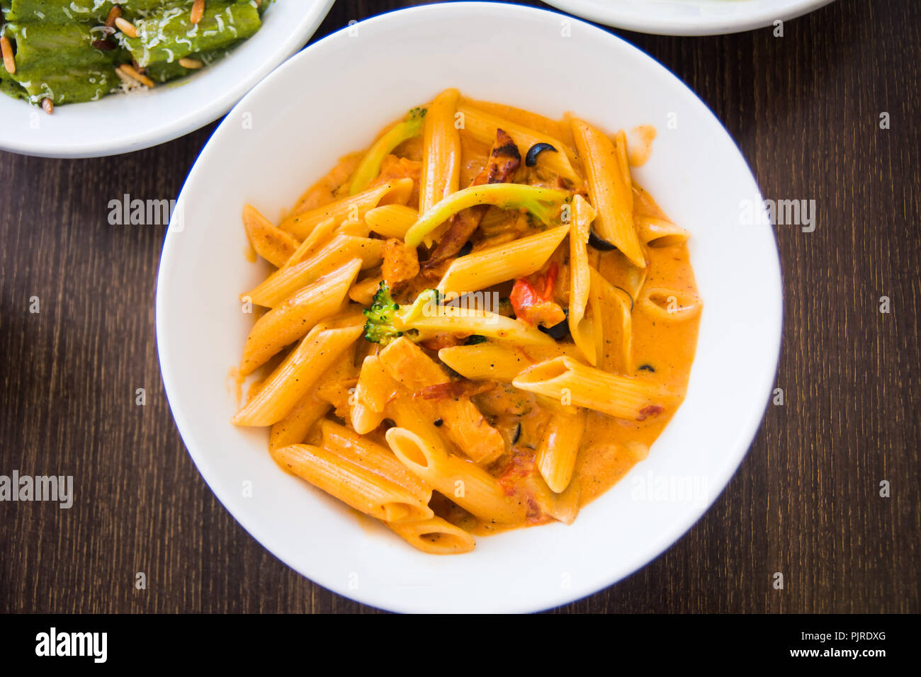 Tomato chicken pasta hi-res stock photography and images - Alamy