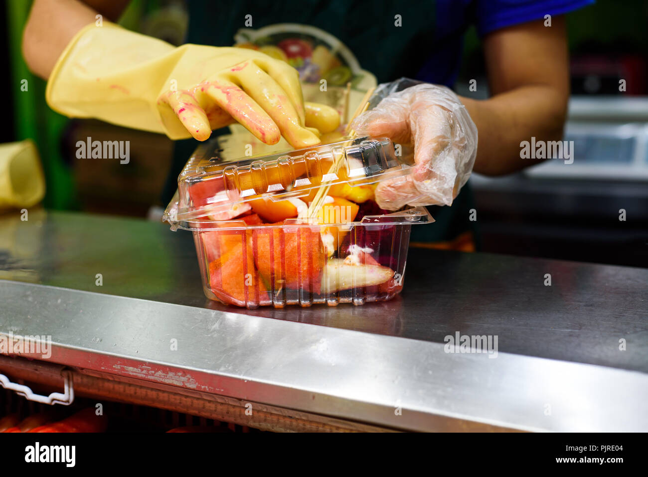 Worker fruit packing hi-res stock photography and images - Alamy