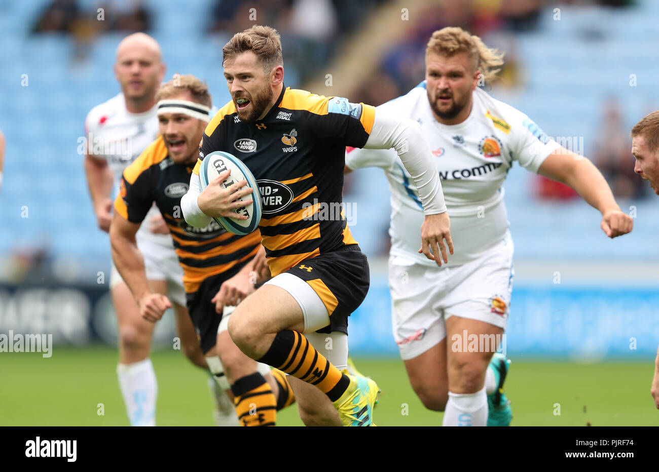 Wasps elliot daly breaks away hi-res stock photography and images - Alamy