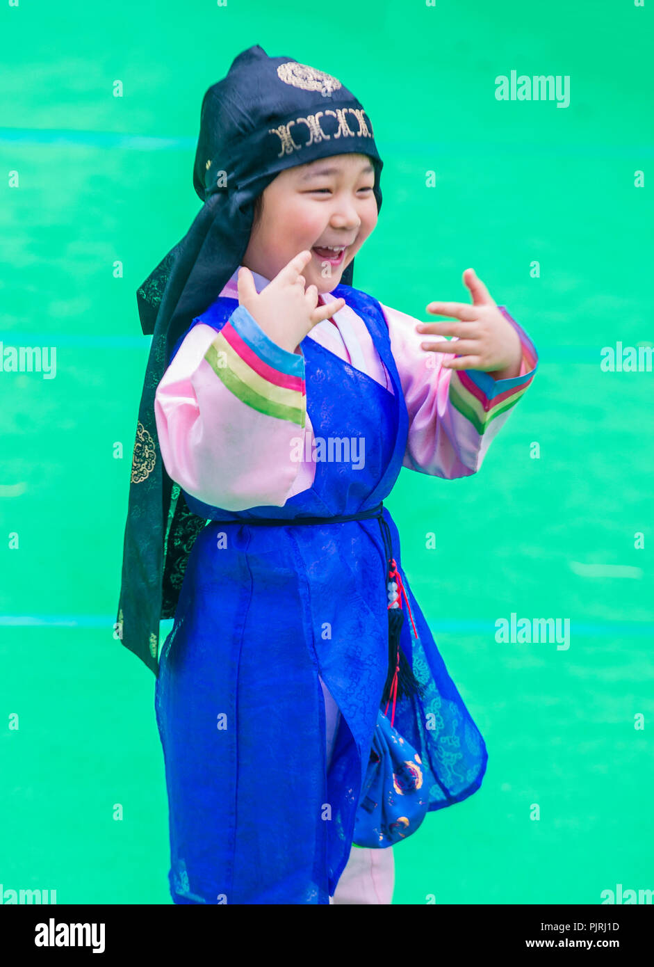 South korea street performer hi-res stock photography and images - Alamy