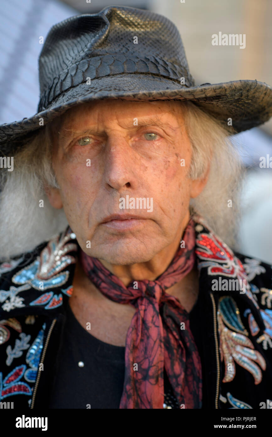 James goldstein paris fashion week hi-res stock photography and images ...
