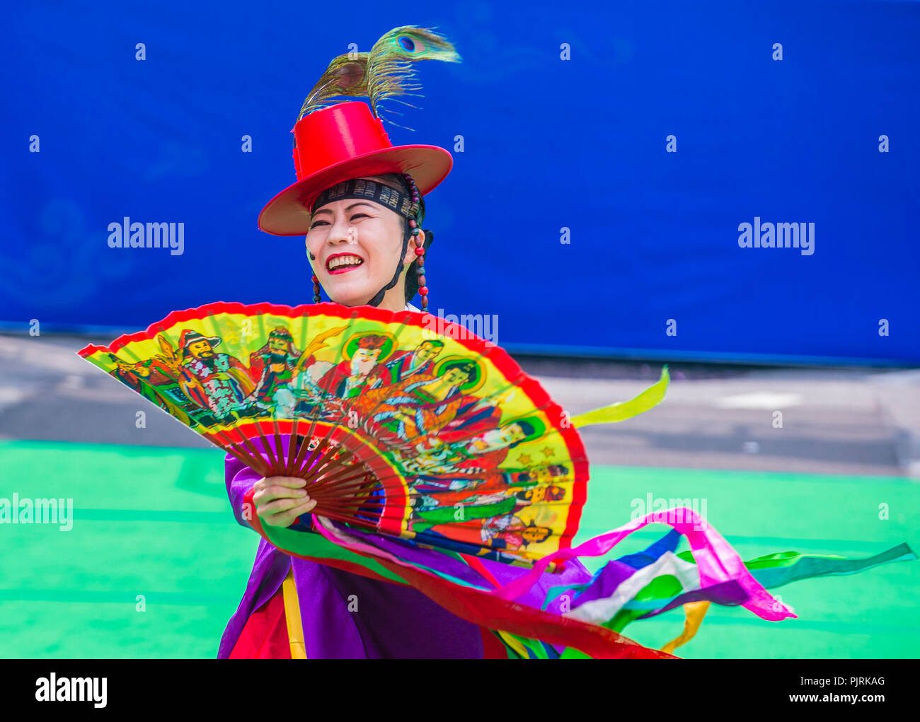South korea street performer hi-res stock photography and images - Alamy
