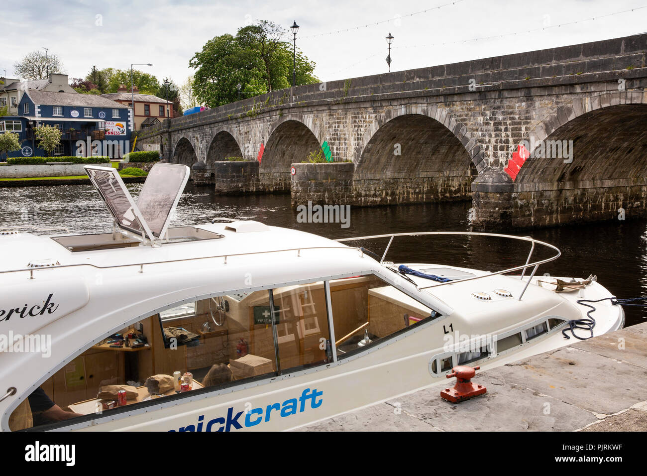 Ireland, Co Leitrim, Carrick-on-Shannon, leisure boats moored below ...