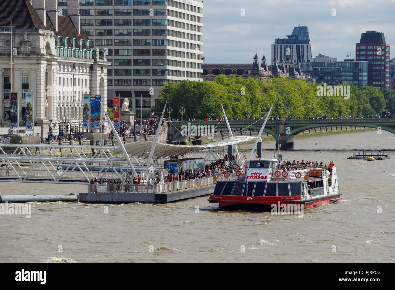 London eye river cruise boat hi-res stock photography and images - Alamy
