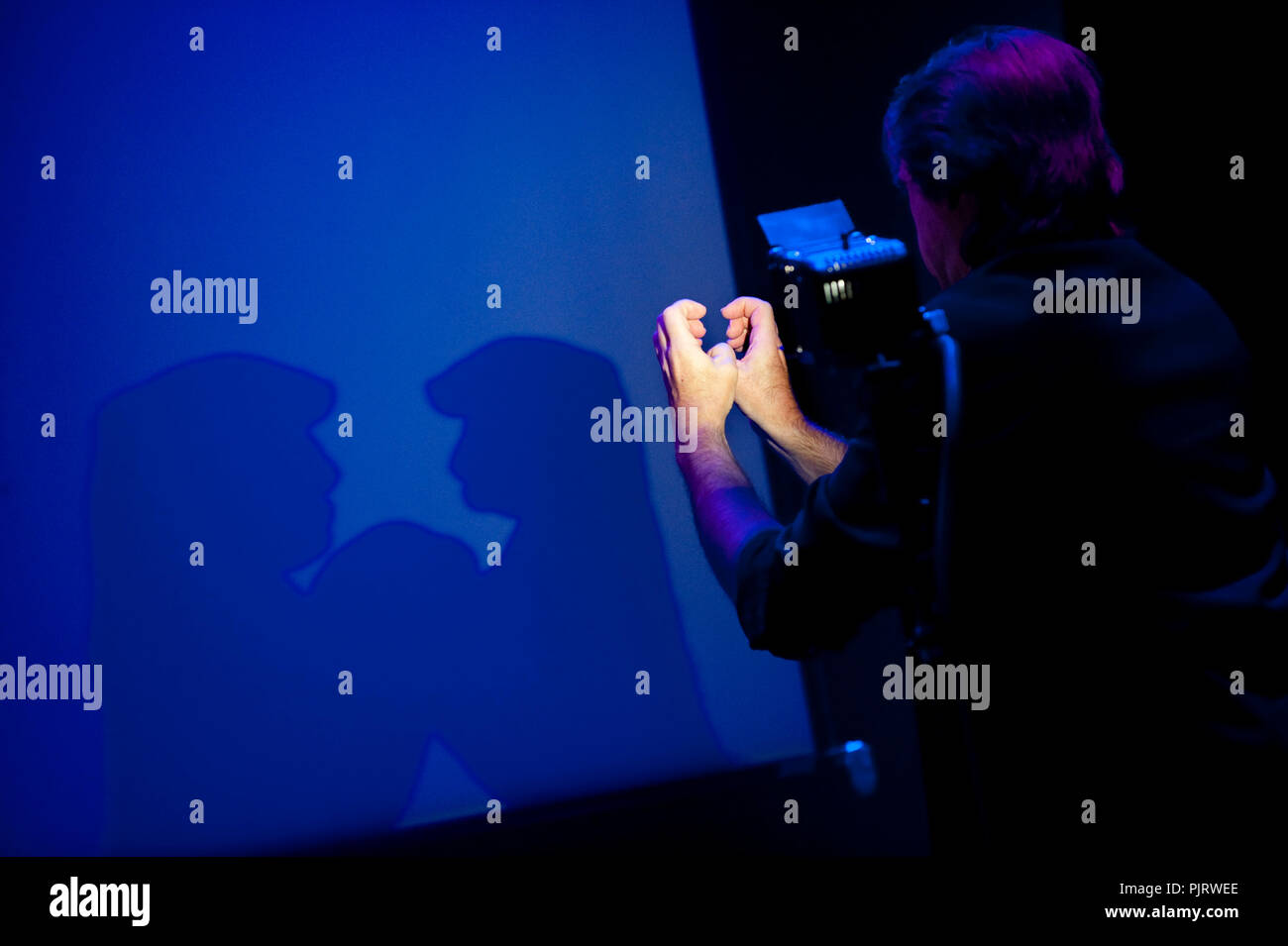 Hand shadowgraphy hi-res stock photography and images - Alamy