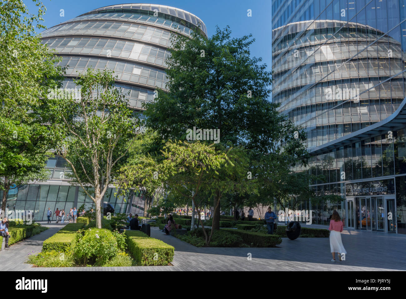 city hall at more London riverside reflected in the contemporary and ...