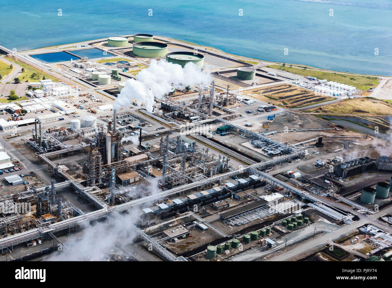 Oil refinery oil pipes hi-res stock photography and images - Alamy