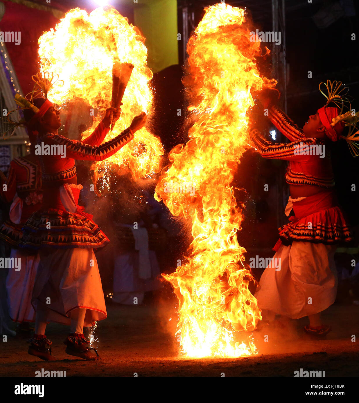 Sri lankan dancer during ceremony hi-res stock photography and images ...