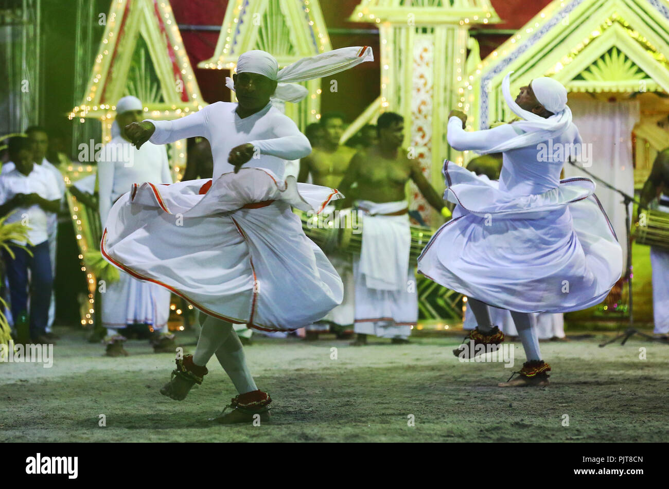 Sri lankan dancer during ceremony hi-res stock photography and images ...