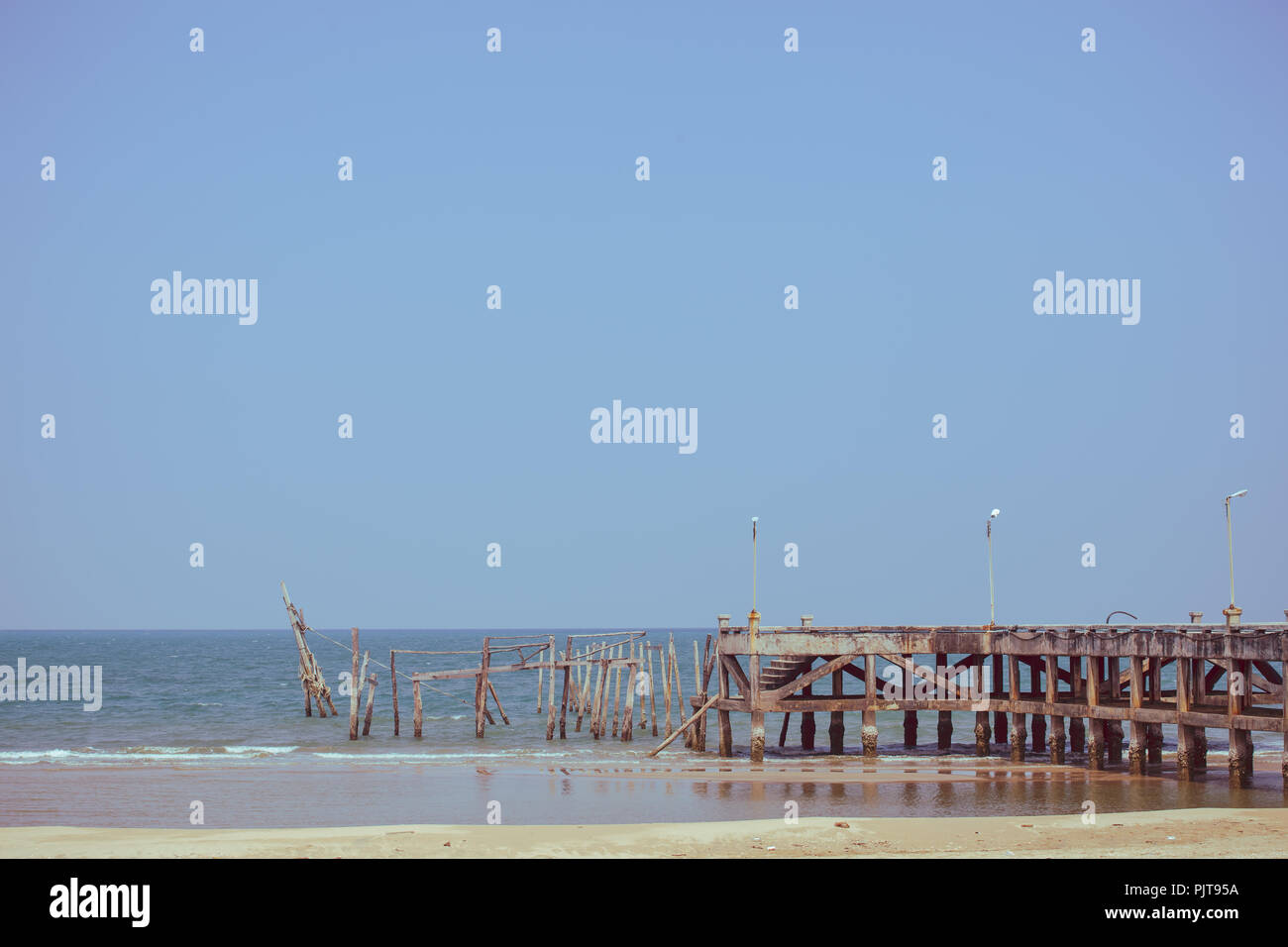 Bridge on beach hi-res stock photography and images - Alamy