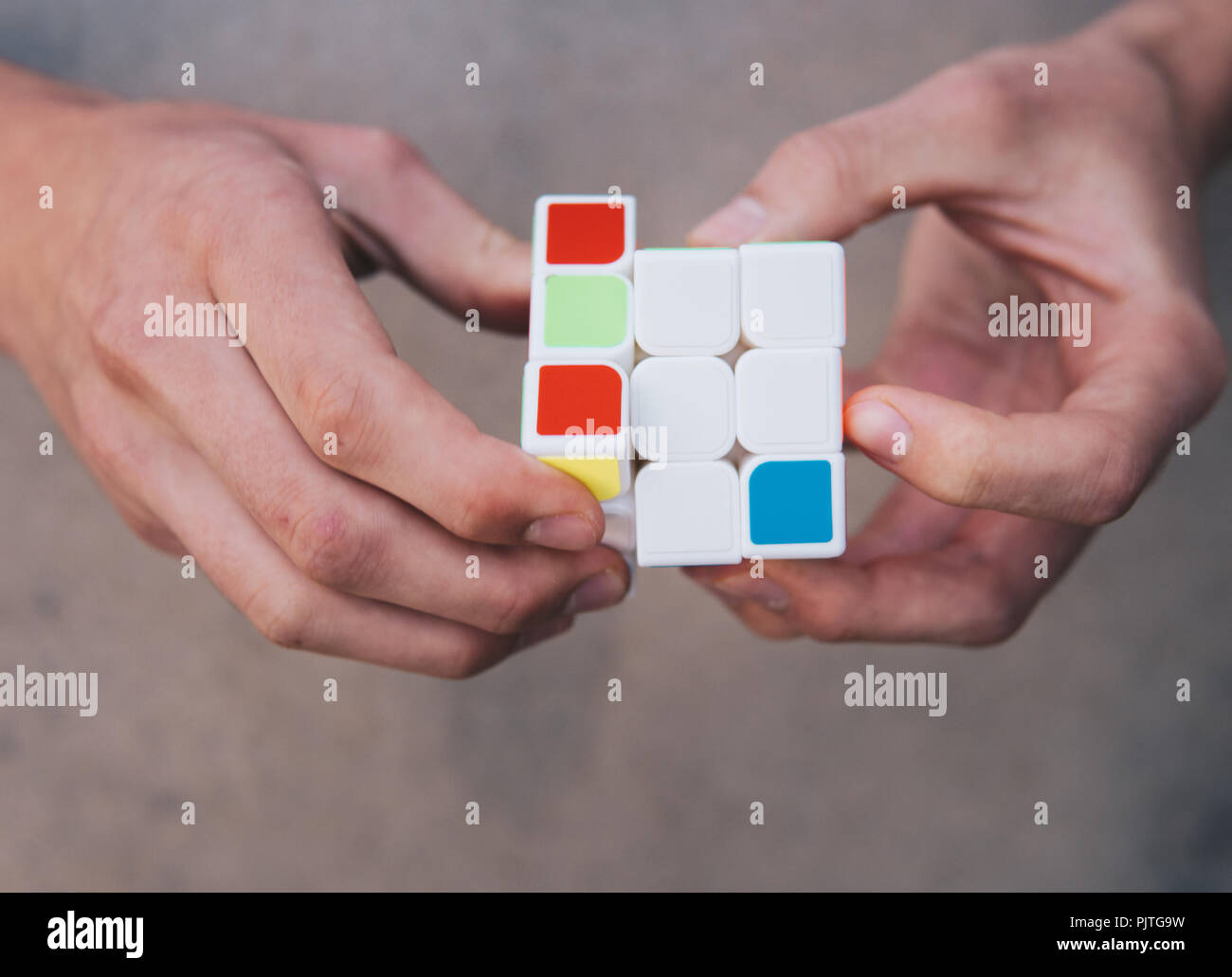 Rubik cube hands hi-res stock photography and images - Alamy