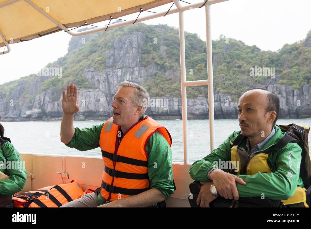 Beach Clean-up Day in Ha Long Bay Stock Photo - Alamy