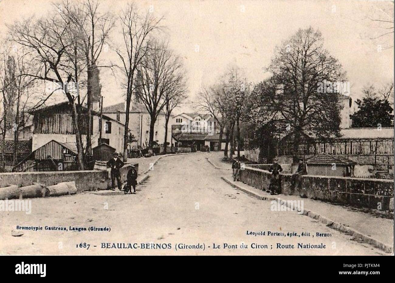 Beaulac-Bernos - bourg 1 Stock Photo - Alamy