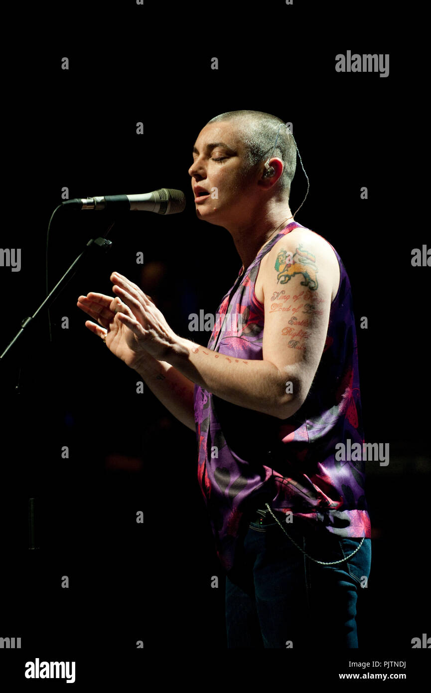Sinead o connor irish singer hi-res stock photography and images - Alamy
