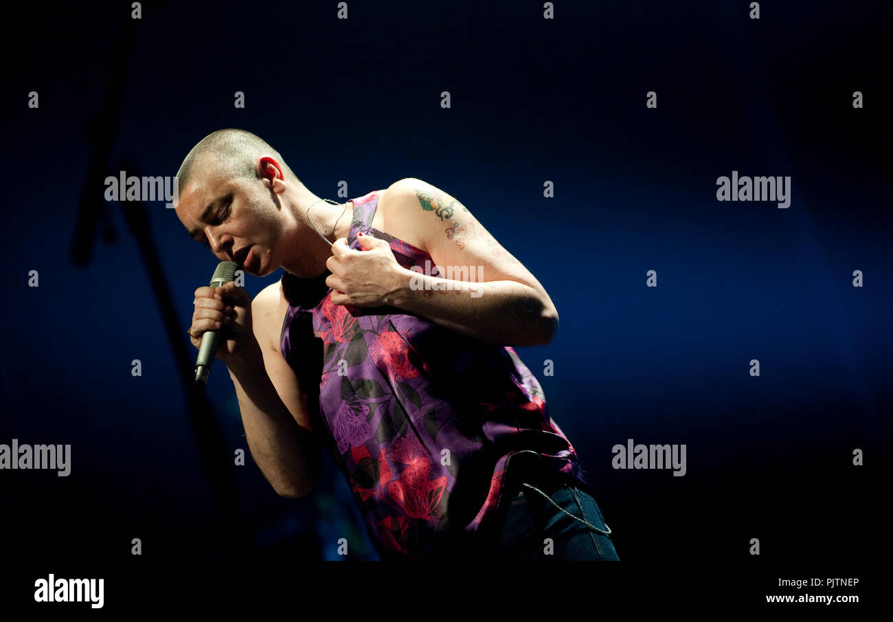 Sinead o connor irish singer hi-res stock photography and images - Alamy