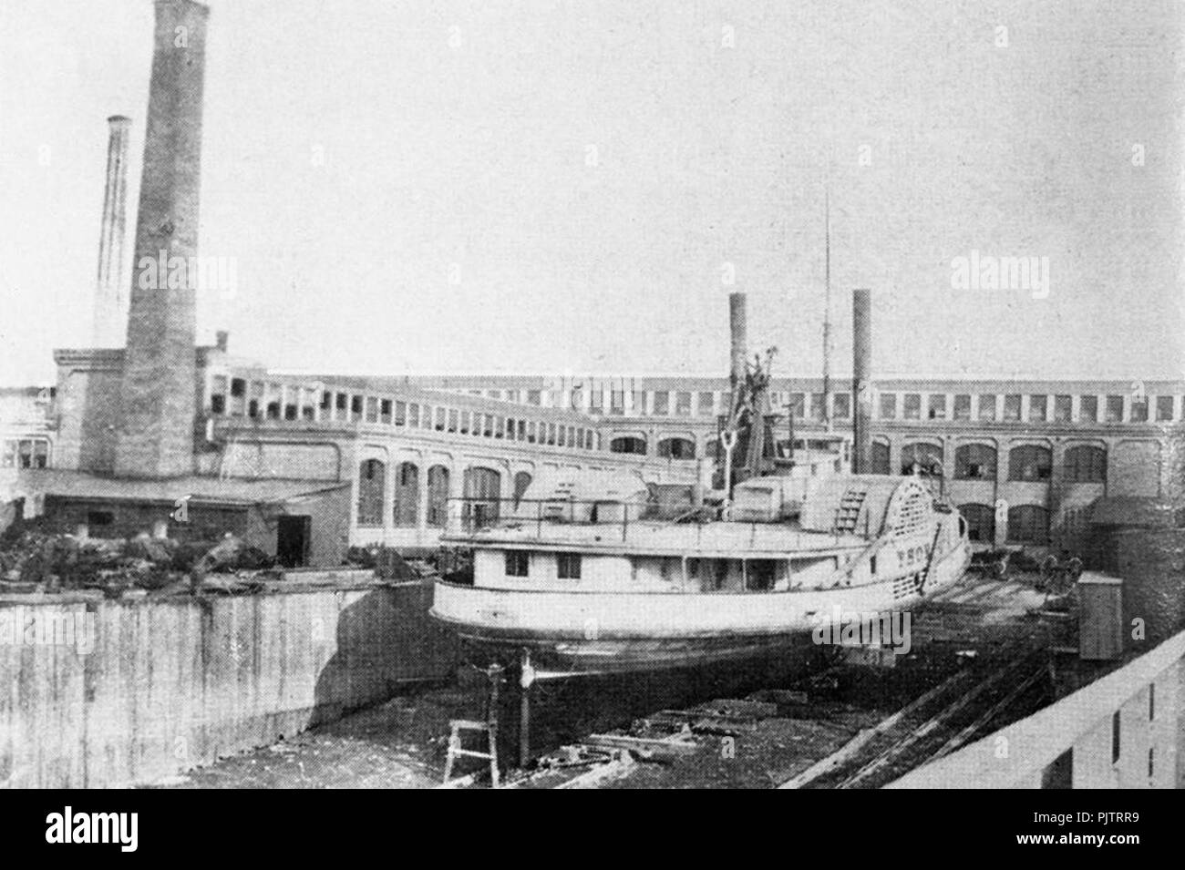 Bateau en cale seche a la compagnie F.X. Drolet, sur la riviere Saint ...