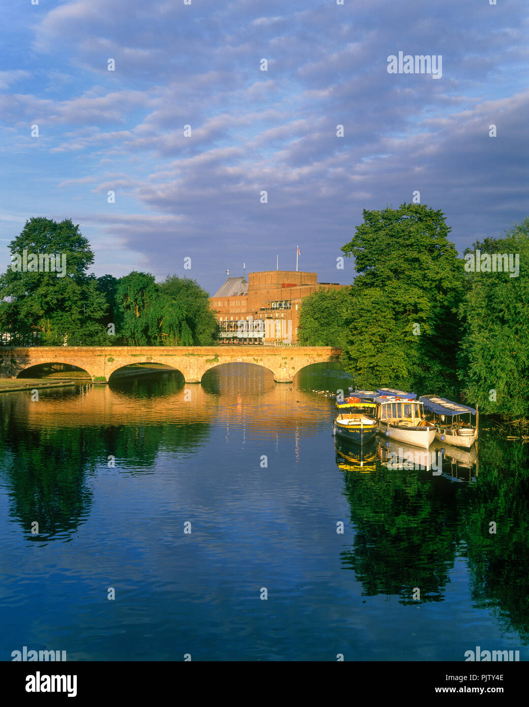 SIGHTSEEING BOATS ROYAL SHAKESPEARE THEATER TRAMWAY BRIDGE STRATFORD ...