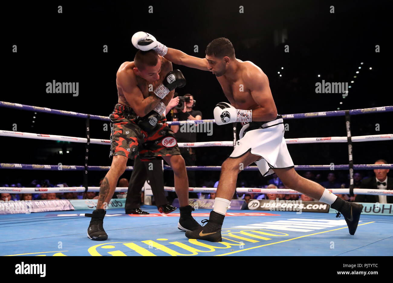 Amir Khan (right) and Samuel Vargas in action during their Welterweight ...