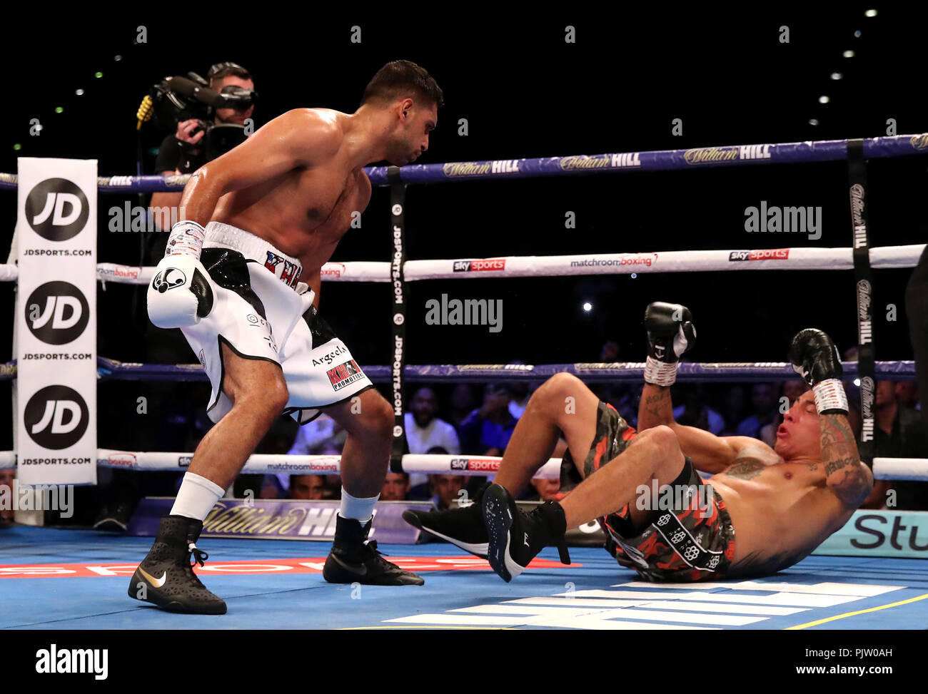 Amir Khan (left) and Samuel Vargas in action during their Welterweight ...