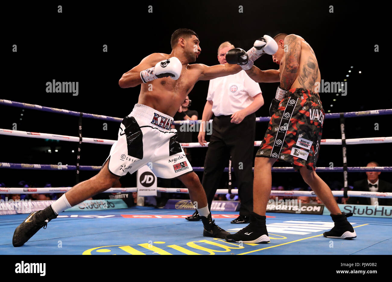Amir Khan (left) and Samuel Vargas in action during their Welterweight ...