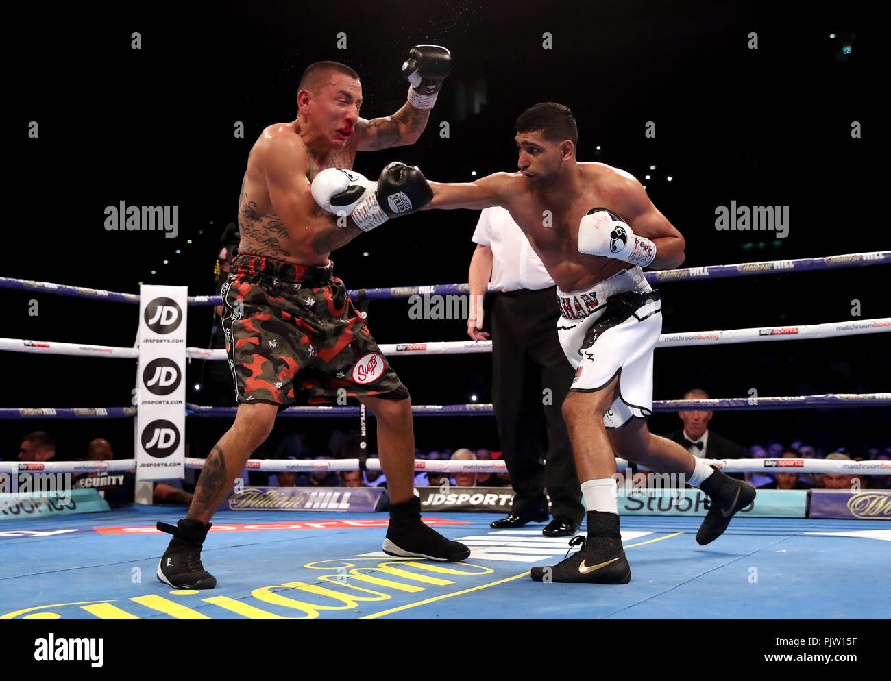 Amir Khan (right) and Samuel Vargas in action during their Welterweight ...