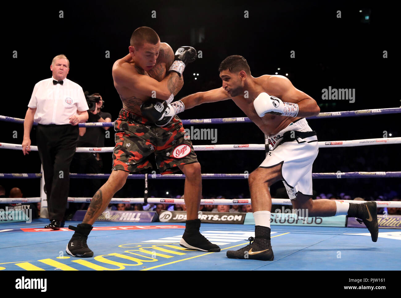 Amir Khan (right) and Samuel Vargas in action during their Welterweight ...