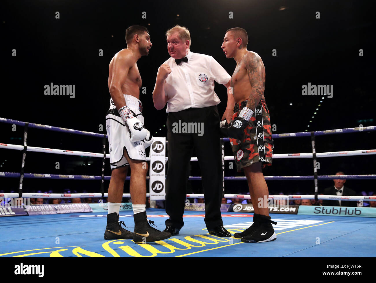 Amir Khan (left) and Samuel Vargas in action during their Welterweight ...