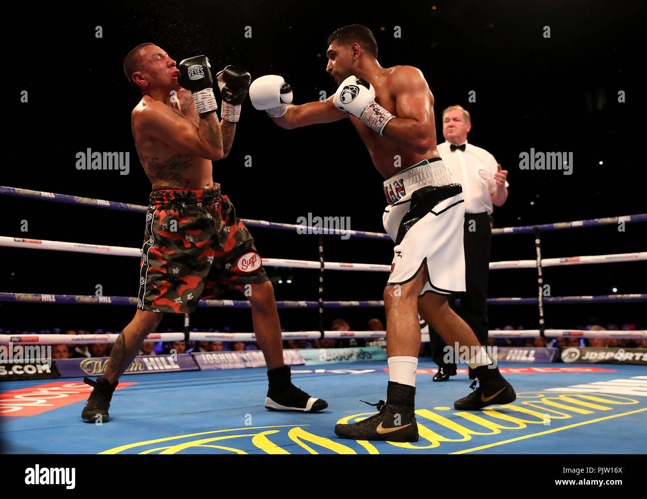 Amir Khan (right) and Samuel Vargas in action during their Welterweight ...