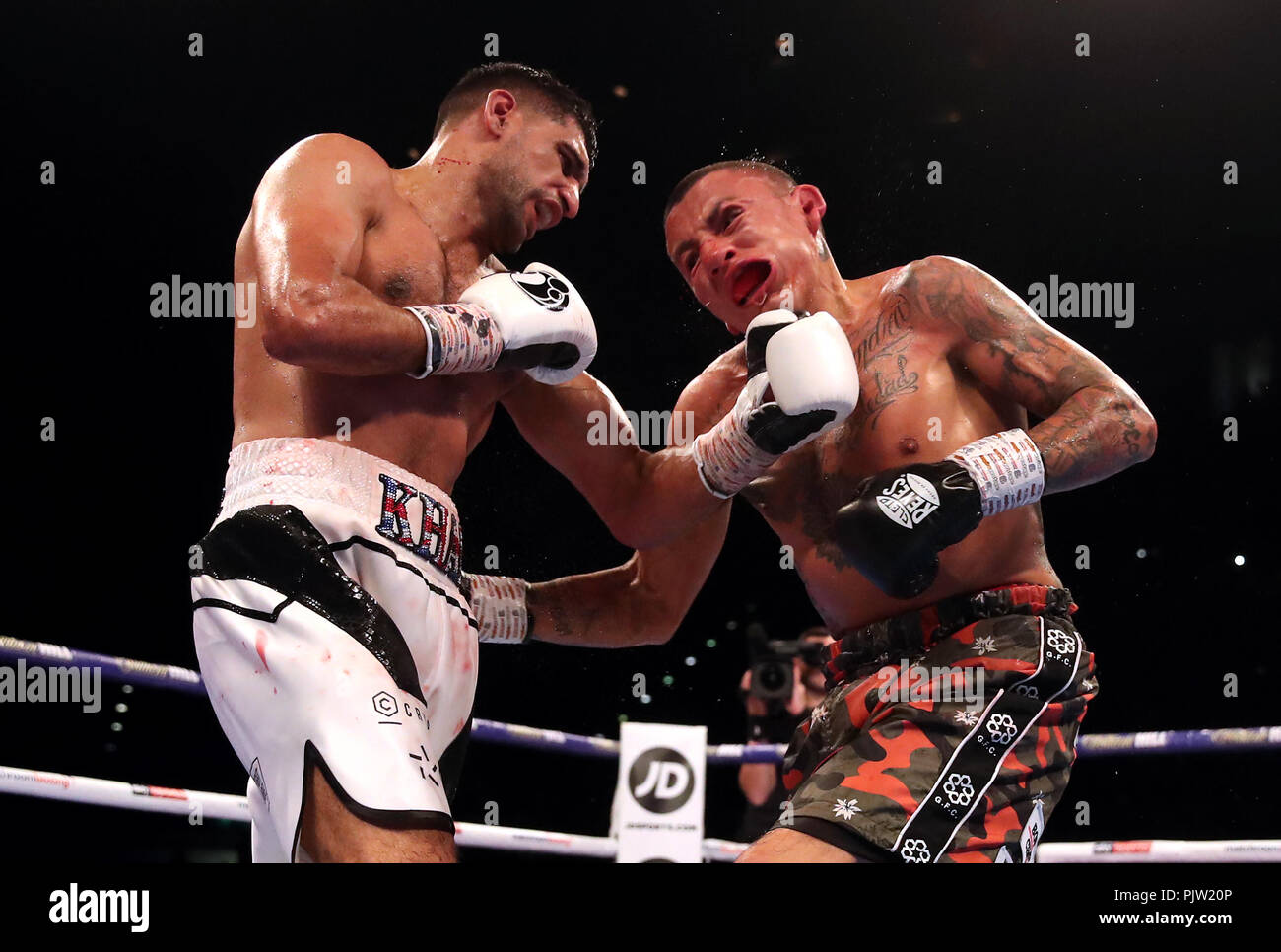 Amir Khan (left) and Samuel Vargas in action during their Welterweight ...