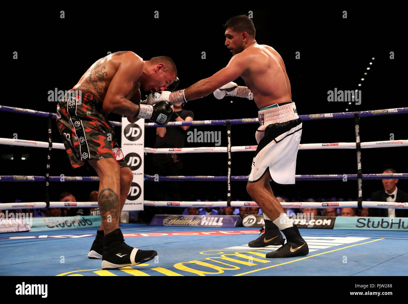 Amir Khan (right) and Samuel Vargas in action during their Welterweight ...