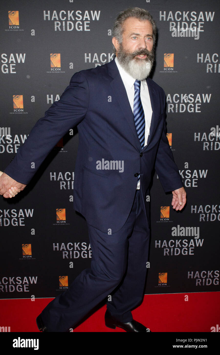 Director Mel Gibson on the red carpet at his pacifist World War II ...