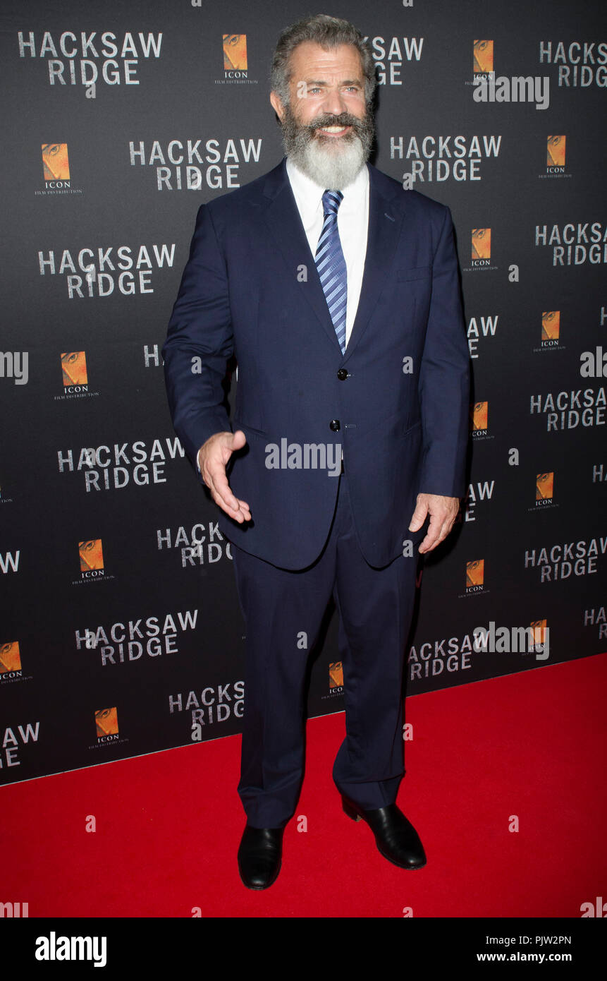 Director Mel Gibson on the red carpet at his pacifist World War II ...