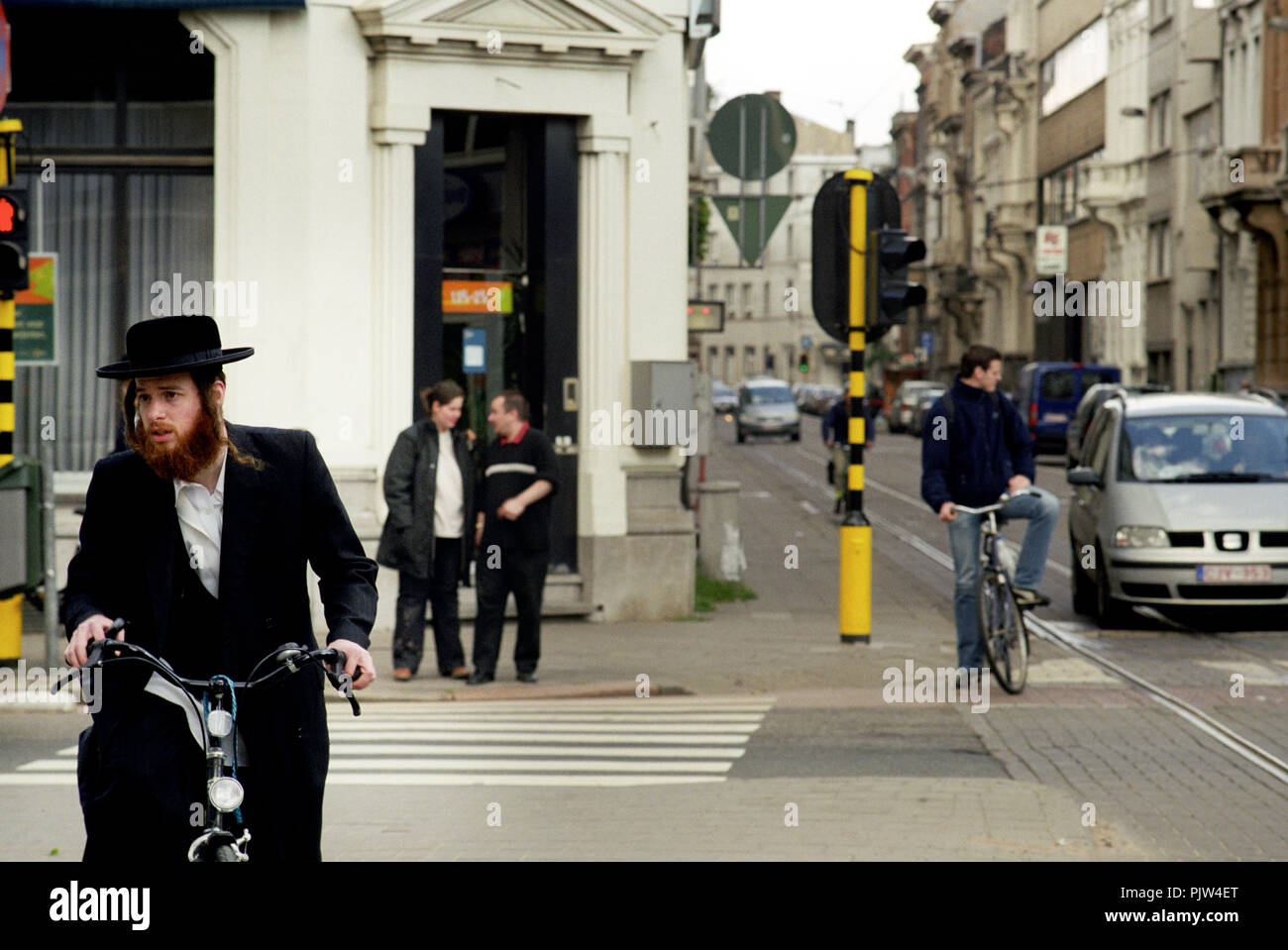 Jewish people on the Belgiëlei in Antwerp's Jewish quarter (Belgium, 21 ...