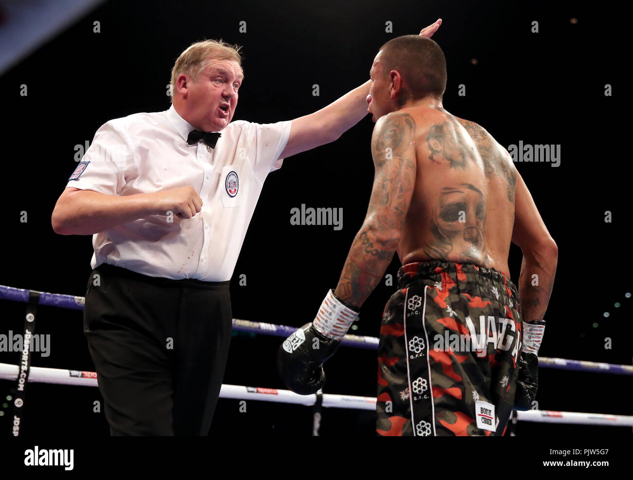 Referee Terry O'Connor speaks to Samuel Vargas during his Welterweight ...
