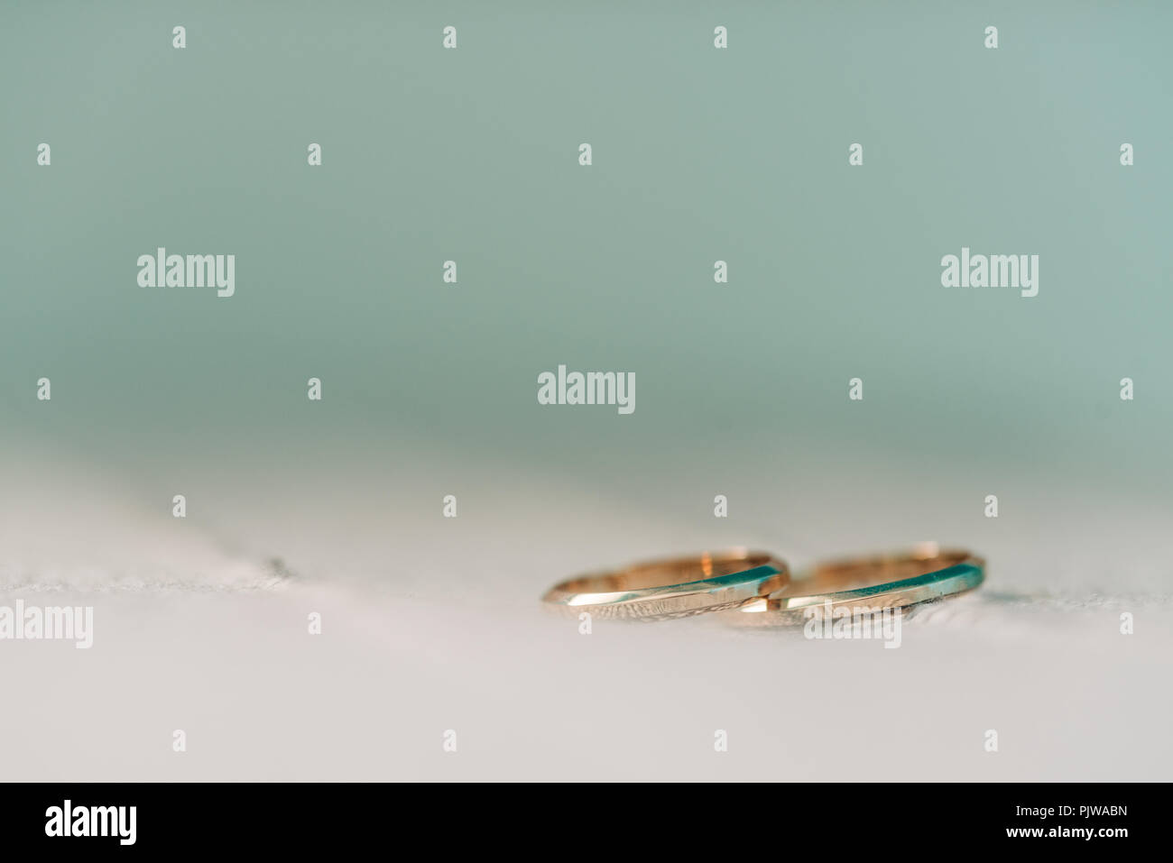 close up photograph, wedding rings with bokeh and clear background Stock Photo - Alamy