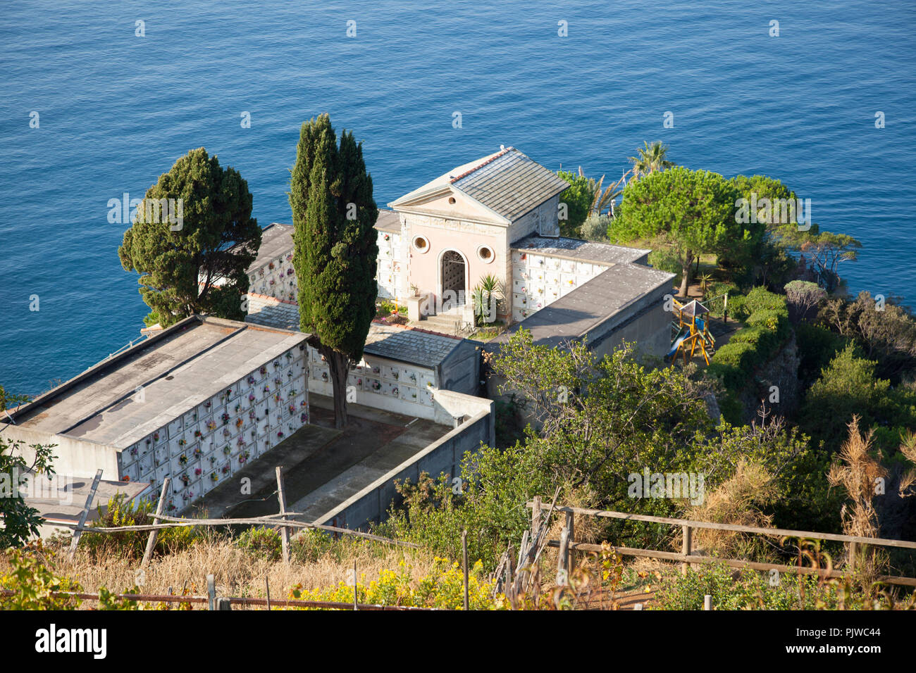 Graveyard overlooking the sea hi-res stock photography and images - Alamy